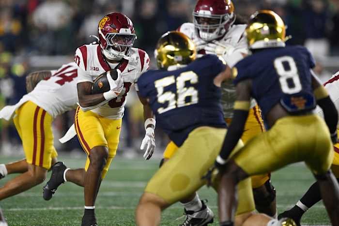 Sebagai cadangan di Tailback U., King Miller telah mendapatkan ...